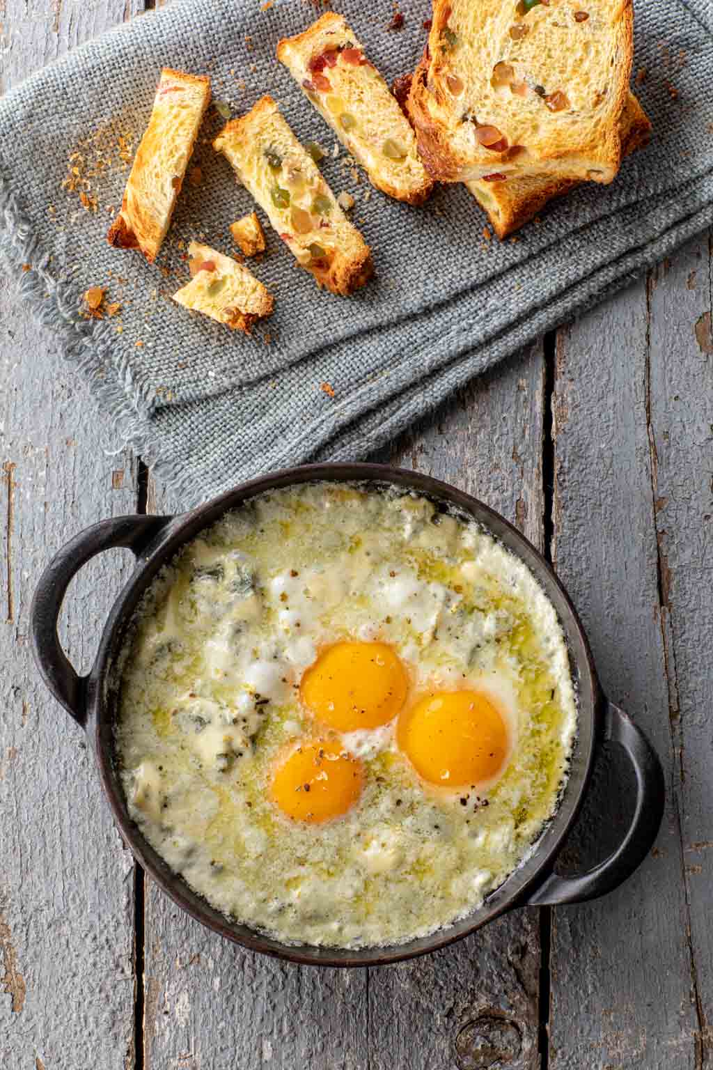 Œufs cocottes à la crème de Saint-Flour, mouillettes briochées aux ...